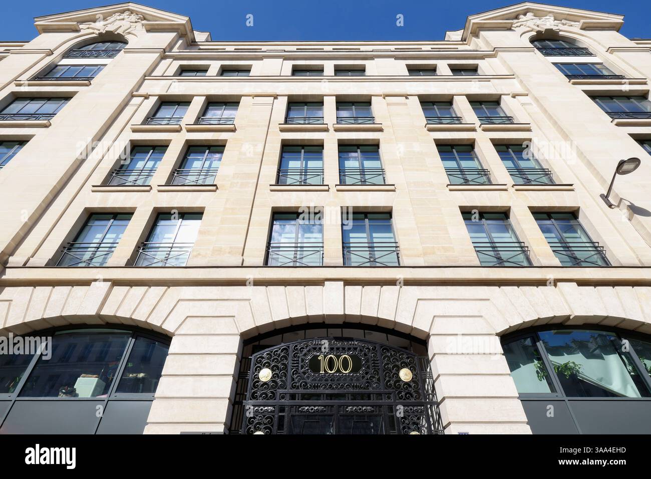 PRESS LOCATIONS IN PARIS Stock Photo - Alamy