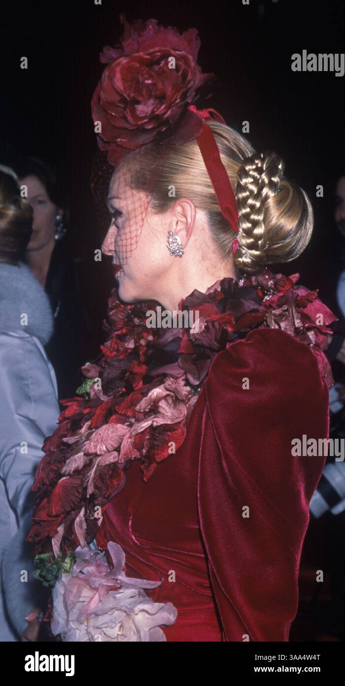 Dec 14, 1996 - Los Angeles, CA, USA - MADONNA at the 'Evita' premiere ...