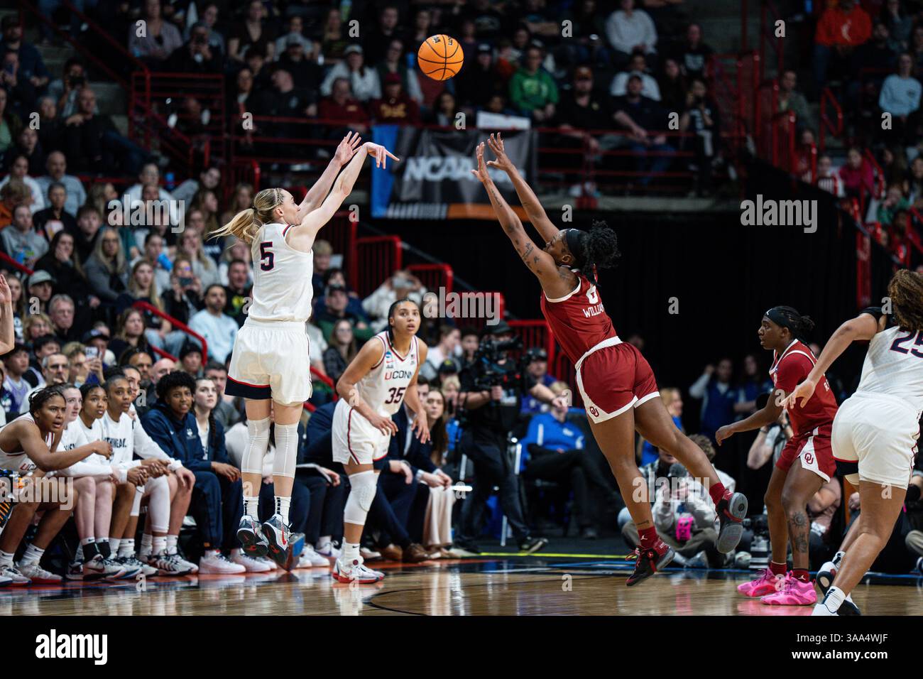 UConn Huskies guard Paige Bueckers (5) shoots over Oklahoma Sooners ...