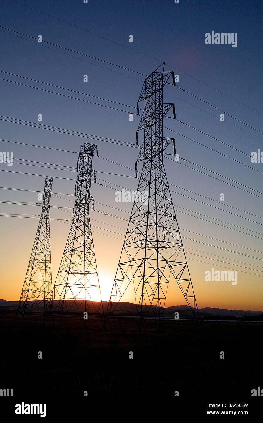 Dec 20, 2004; Los Angeles, CA, USA; Power lines in California at sunset ...