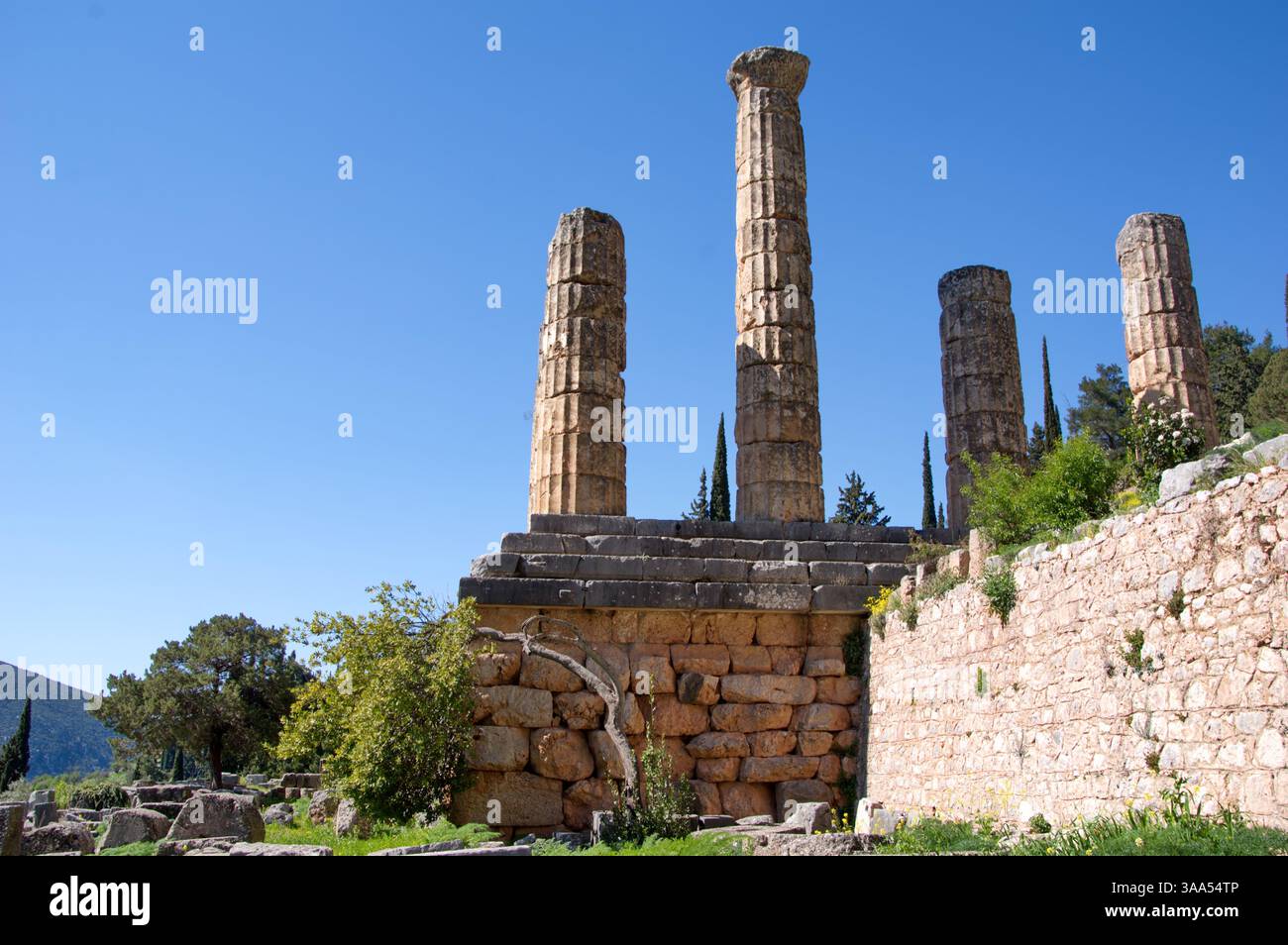 Tempio di apollo a delfi hi-res stock photography and images - Alamy