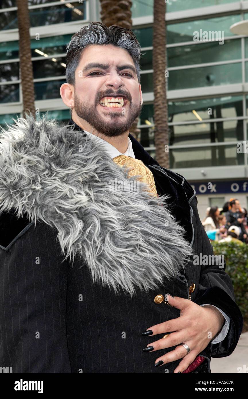 Vampir Cosplayer auf der WonderCon 2025 im Anaheim Convention Center ...