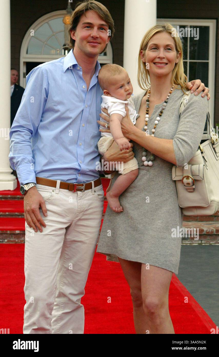 Mar 03, 2007 - Fallbrook, CA, USA - KELLY RUTHERFORD with her husband ...