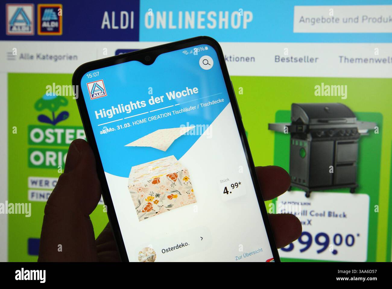Auf einem einem Laptop wurde der Onlineshop vom Discounter Aldi ...