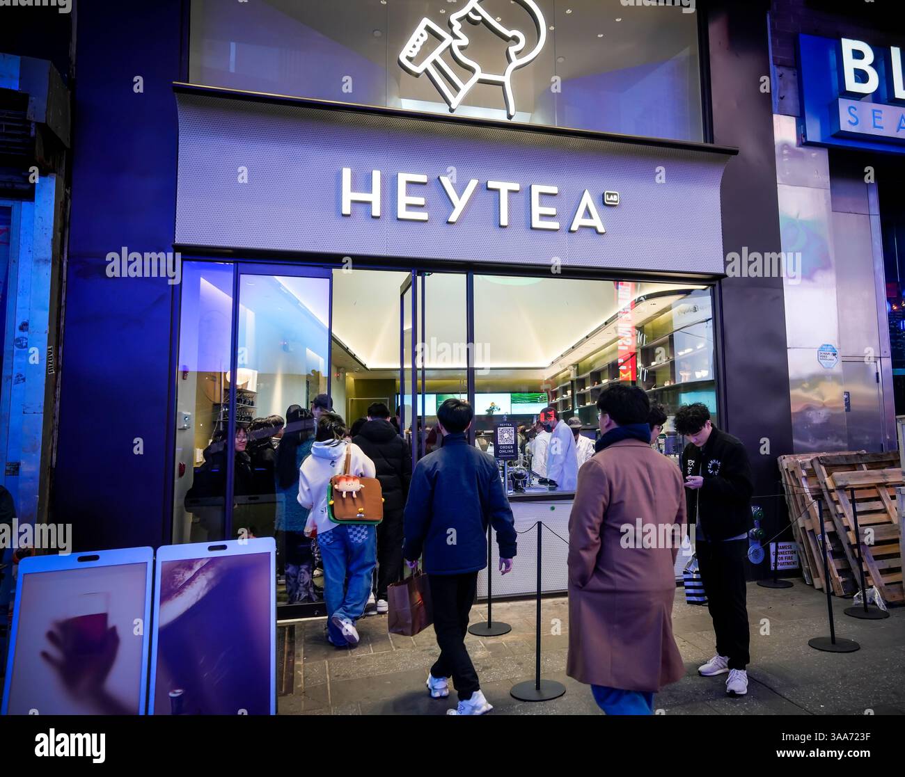 A branch of the popular Chinese Hey Tea chain in Times Square in New ...