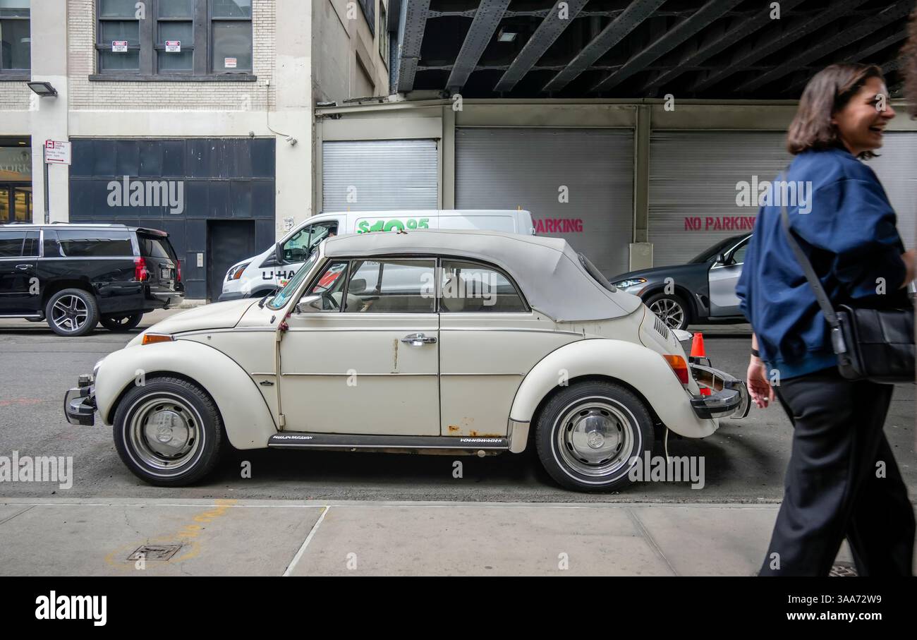 Spending on classic cars hi-res stock photography and images - Alamy