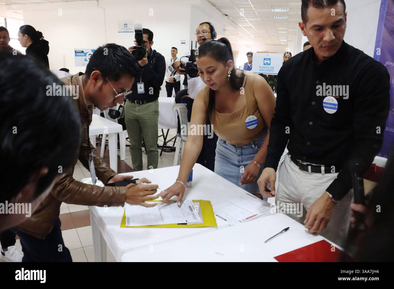 CELL PHONE USE WHEN VOTING Quito, Monday, March 31, 2025 National ...