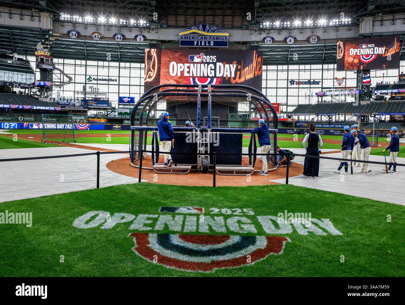 Milwaukee, United States. 31st Mar, 2025. The Milwaukee Brewers take ...