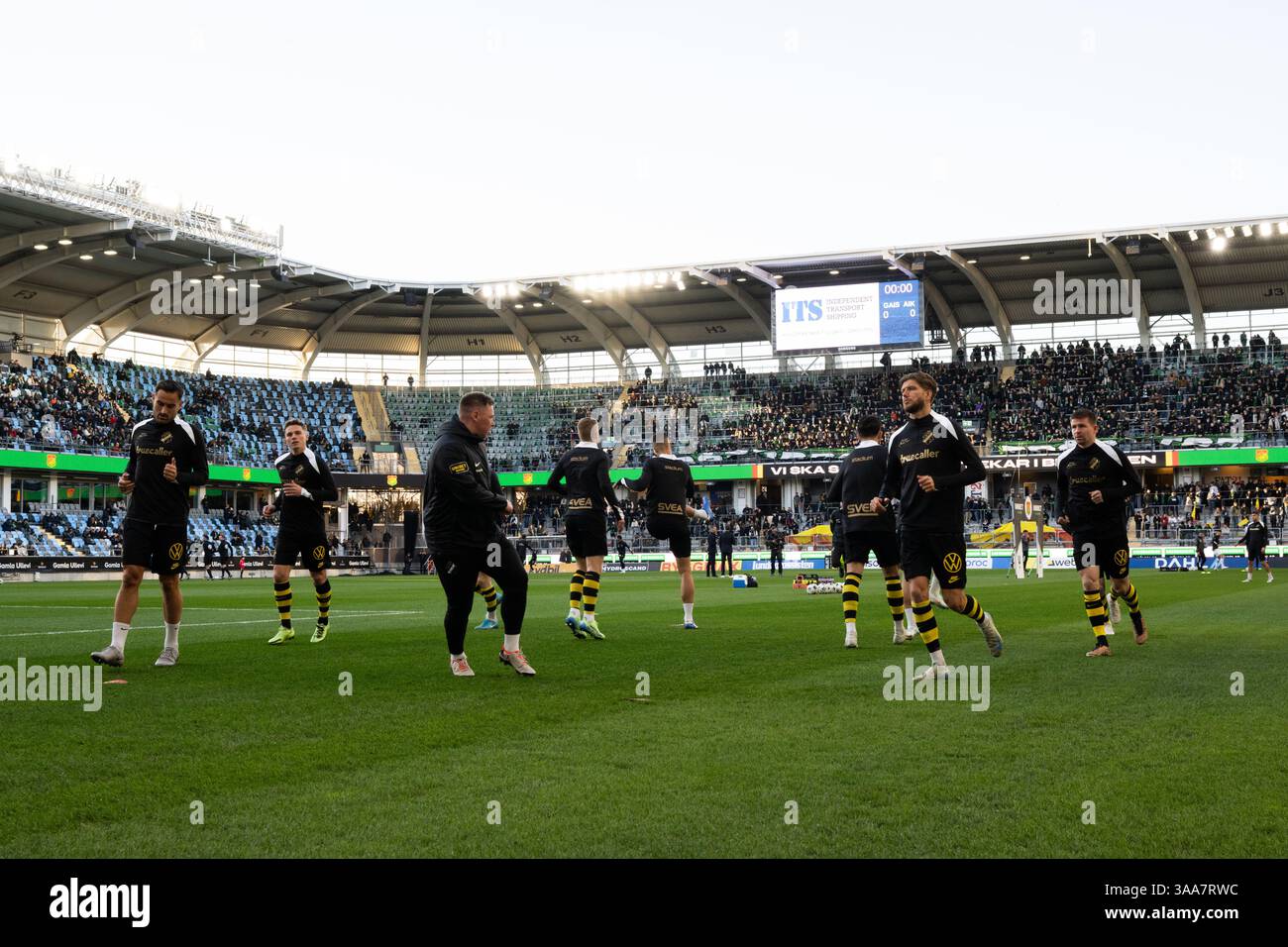 250331 AIKs spelare värmer upp inför fotbollsmatchen i Allsvenskan ...