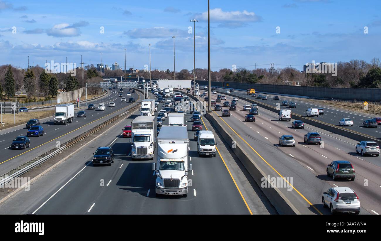 Traffic in Highway 401 during the day, Toronto, Canada Stock Photo - Alamy