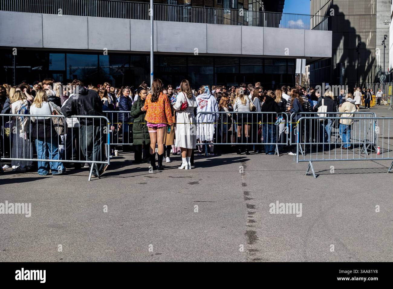 Copenhagen, Denmark. 31st Mar, 2025. Sabrina Carpenter fans queue ...