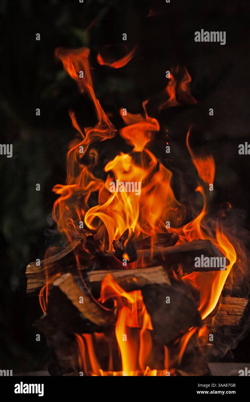 Evening log Fire 16469 Stock Photo - Alamy