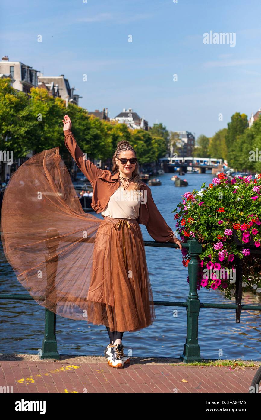 Fashion girl bridge sightseeing hi-res stock photography and images - Alamy