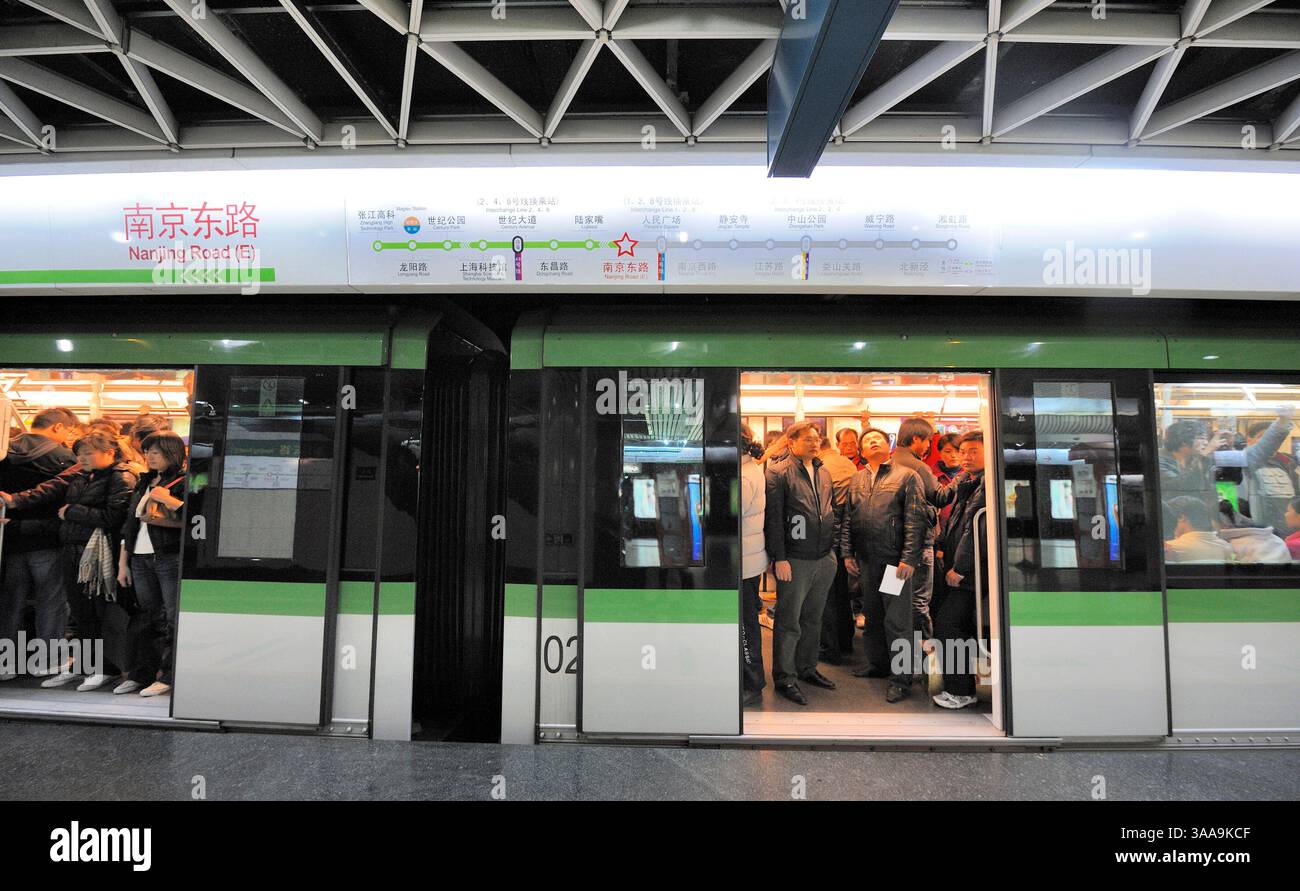 SHANGHAI, CHINA-NOVEMBER 29,2008: Crowded subway train at a metro ...