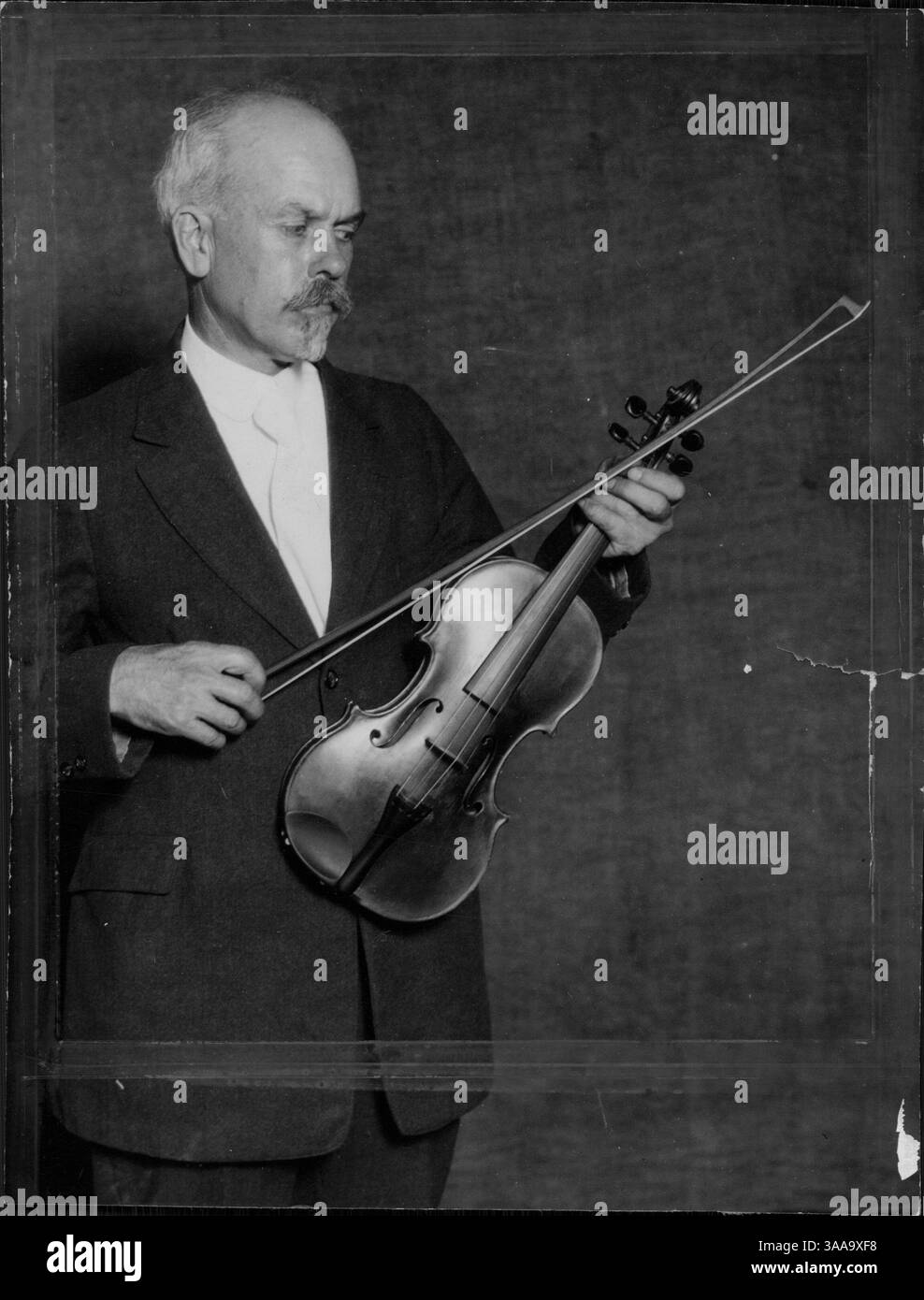 000 stradivarius violin hi-res stock photography and images - Alamy