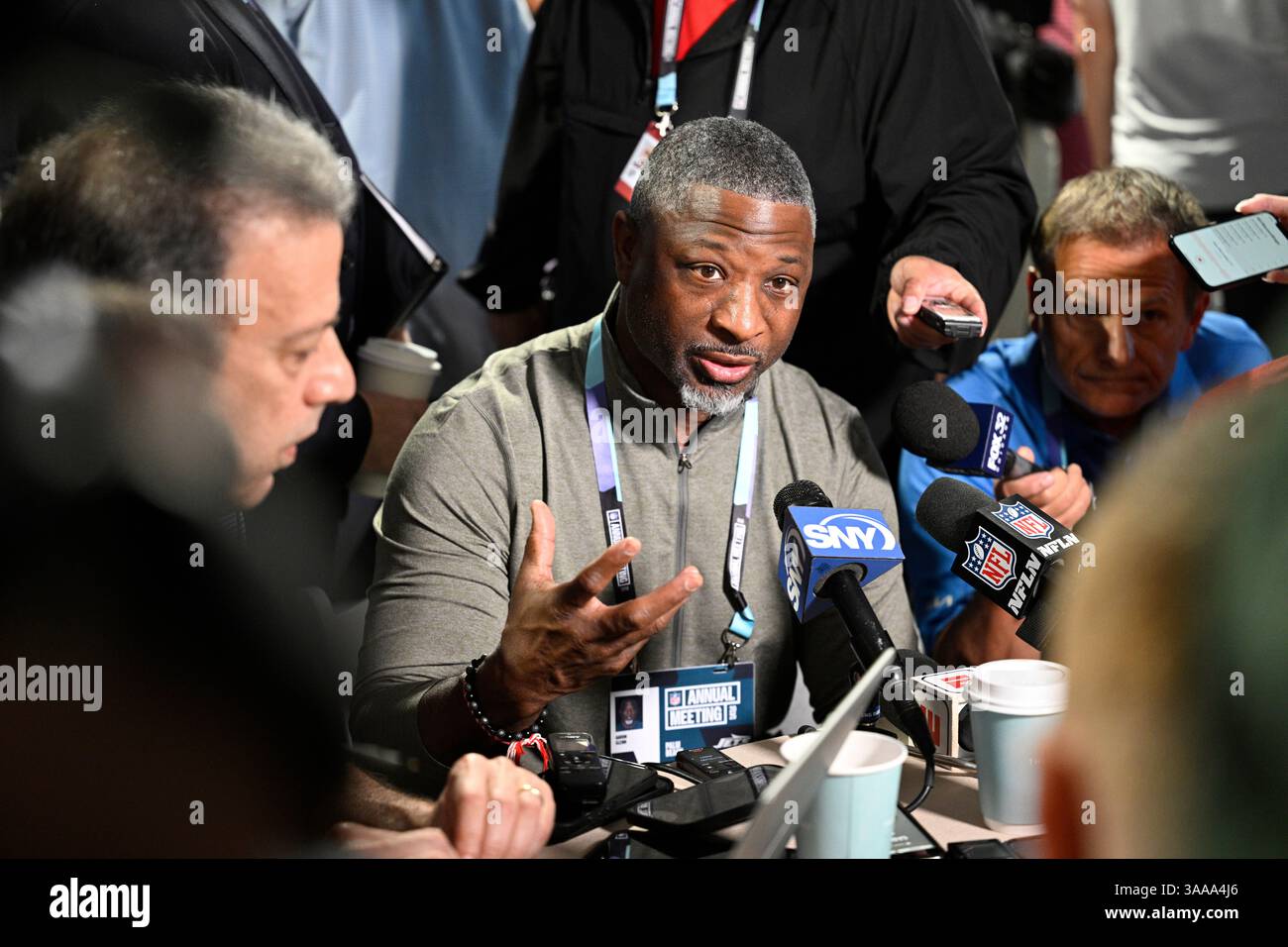 New York Jets head football coach Aaron Glenn, center, talks with ...