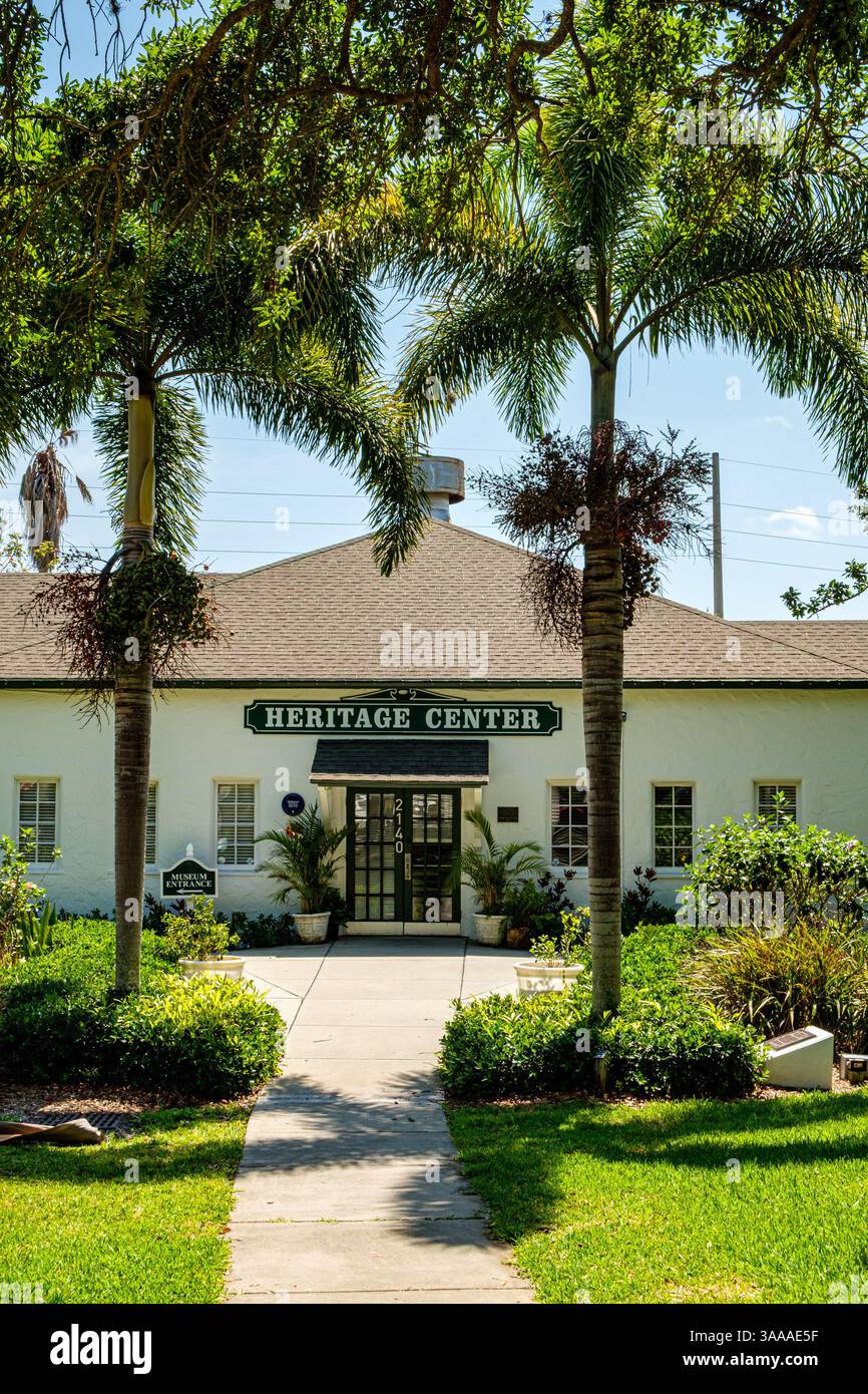 Old vero beach community building hi-res stock photography and images ...