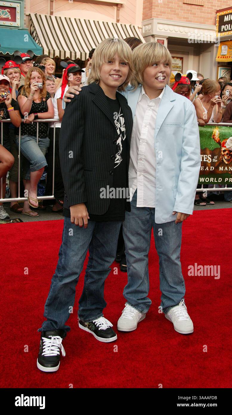 Dylan sprouse and cole sprouse 2006 hi-res stock photography and images ...