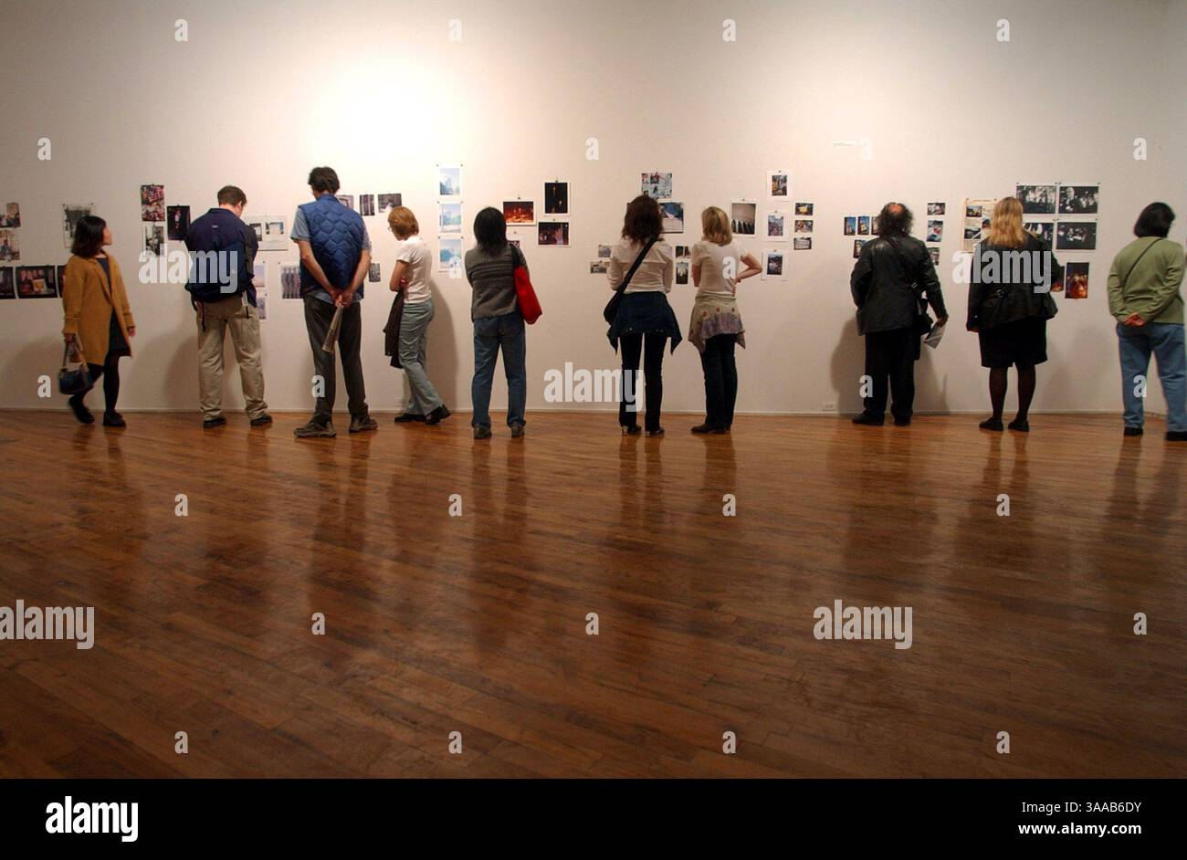 Oct 13, 2001; New York, NY, USA; People look Sunday Oct. 14, 2001 at ...