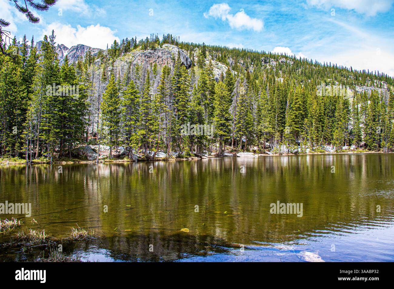 Beautiful scenery around Nymph Lake at Rocky Mountain National Park ...
