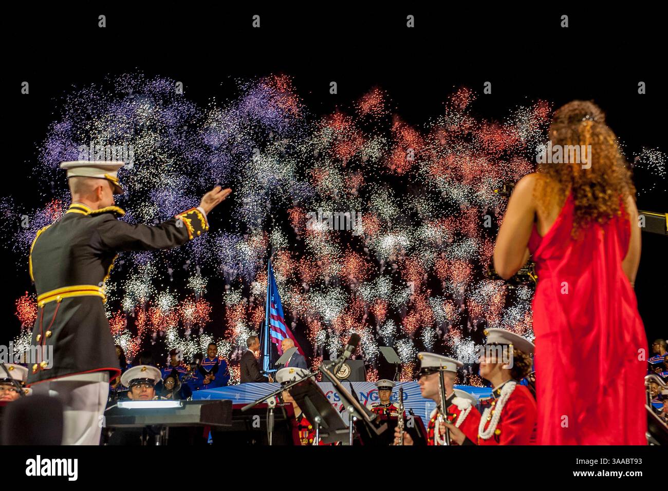 Fireworks explode star spangled hi-res stock photography and images - Alamy