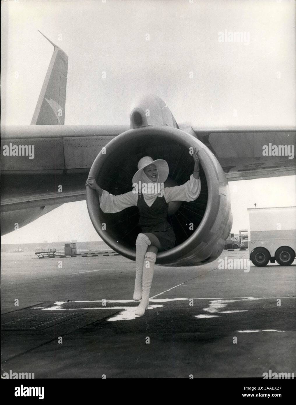 1965 - Top British Fashion Models Off to Tokyo.: Flying out from London ...