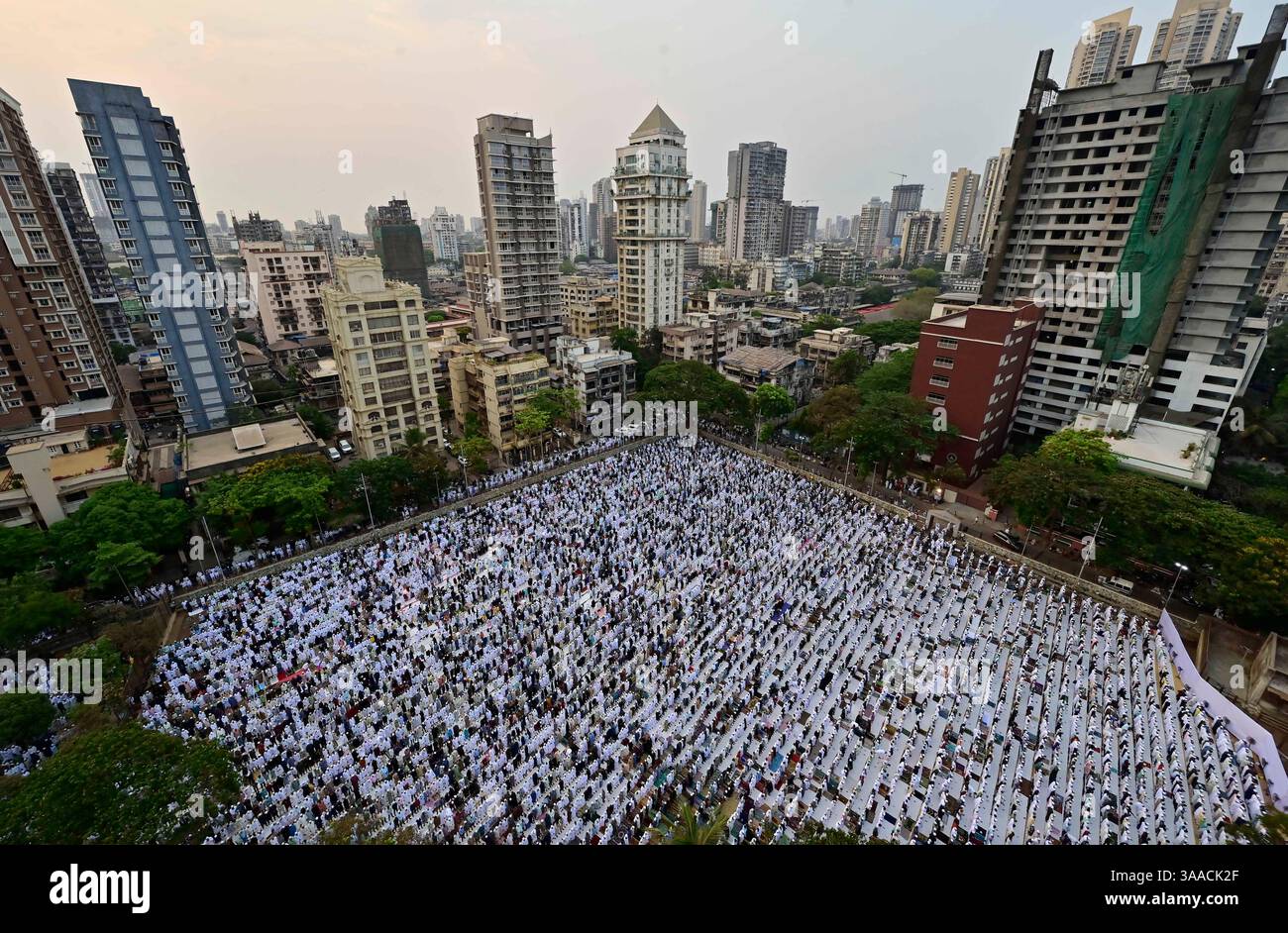 Mumbai, India. 31st Mar, 2025. MUMBAI, INDIA - MARCH 31: Followers of ...