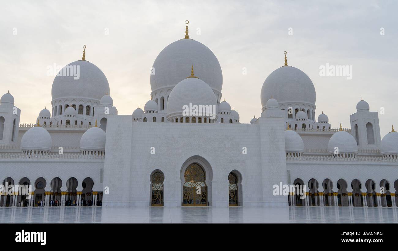Sheikh Zayed Grand Mosque, Abu Dhabi, United Arab Emirates. Country's ...