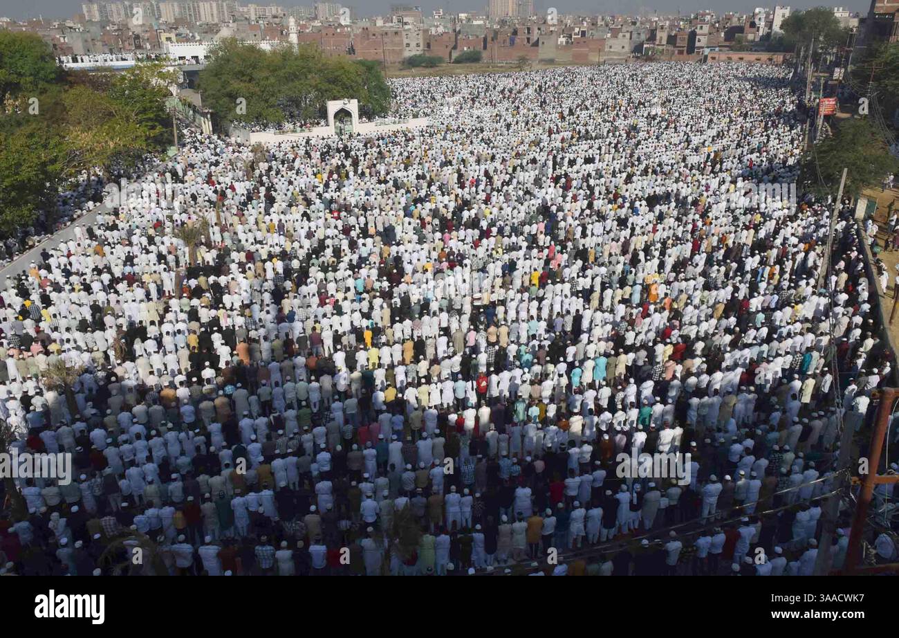 New Delhi, India. 31st Mar, 2025. GHAZIABAD, INDIA - MARCH 31: Muslims ...