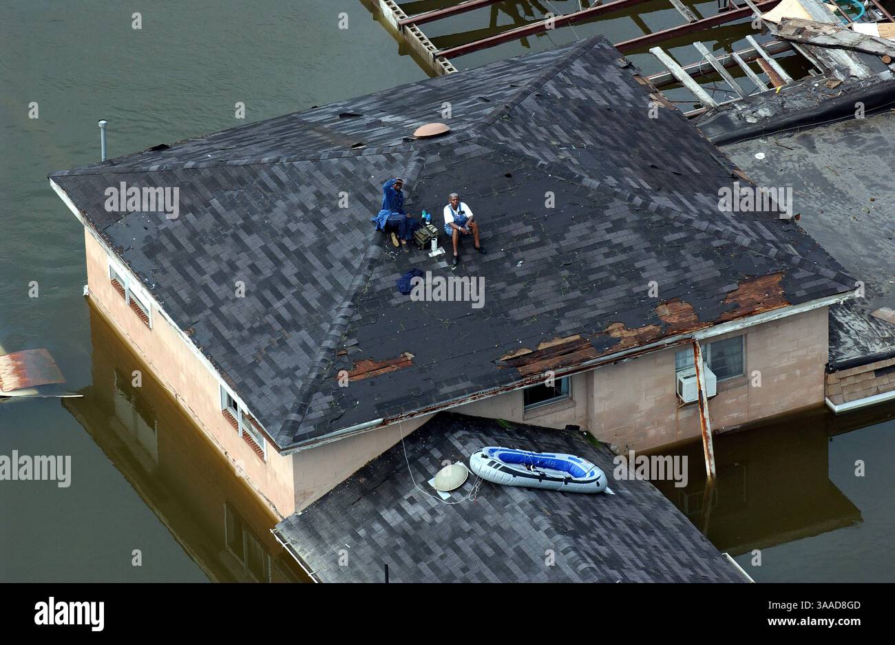 Hurricane katrina rooftop stranded hi-res stock photography and images - Alamy