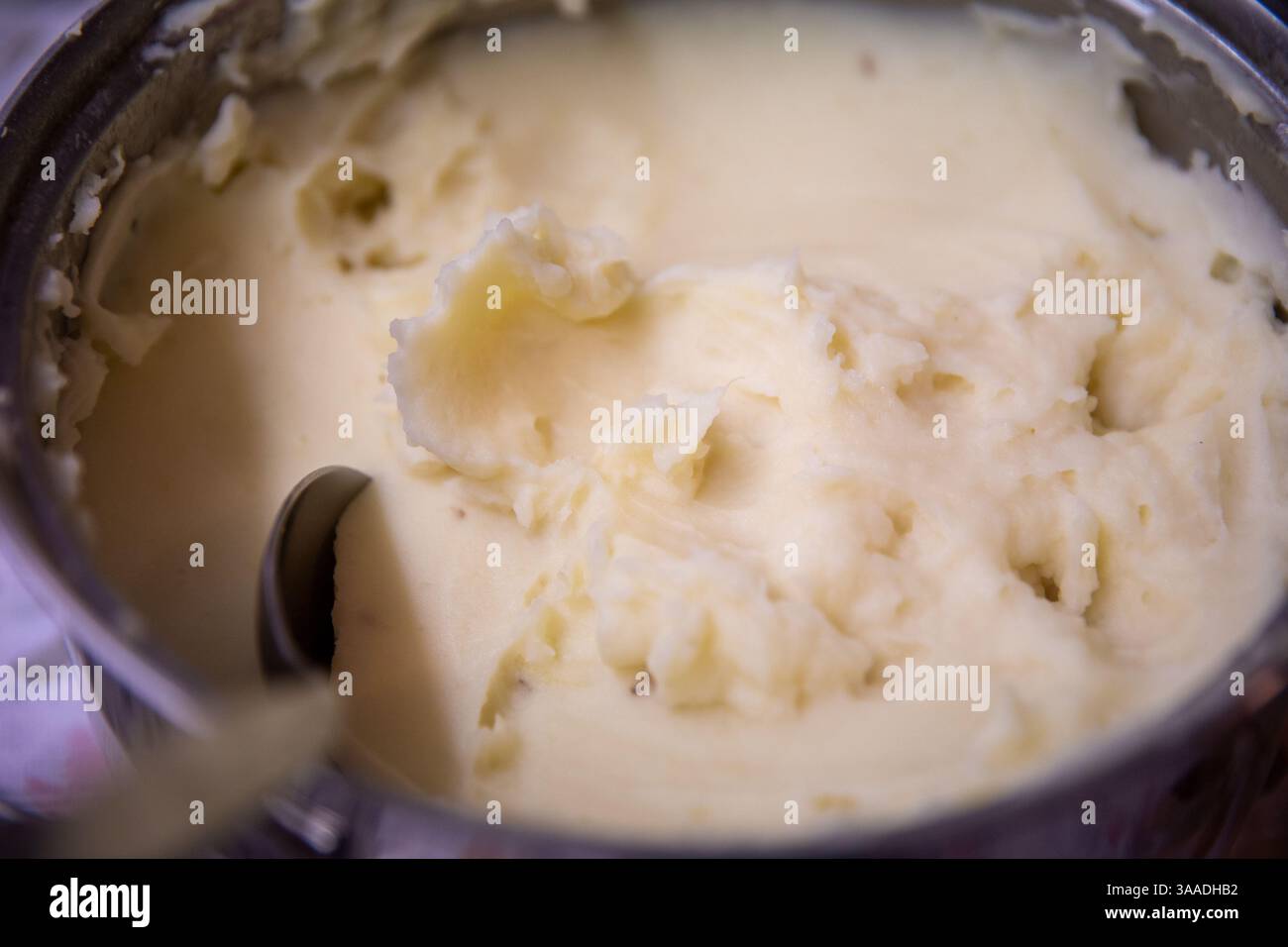 Smooth mashed potatoes serving hi-res stock photography and images - Alamy