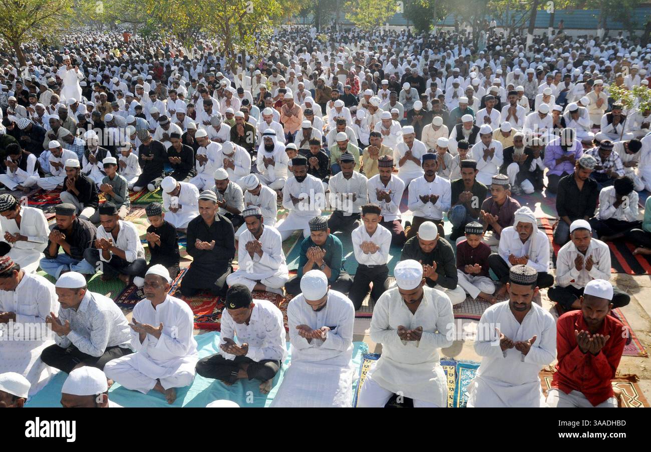 New Delhi, India. 31st Mar, 2025. GHAZIABAD, INDIA - MARCH 31: Muslims ...