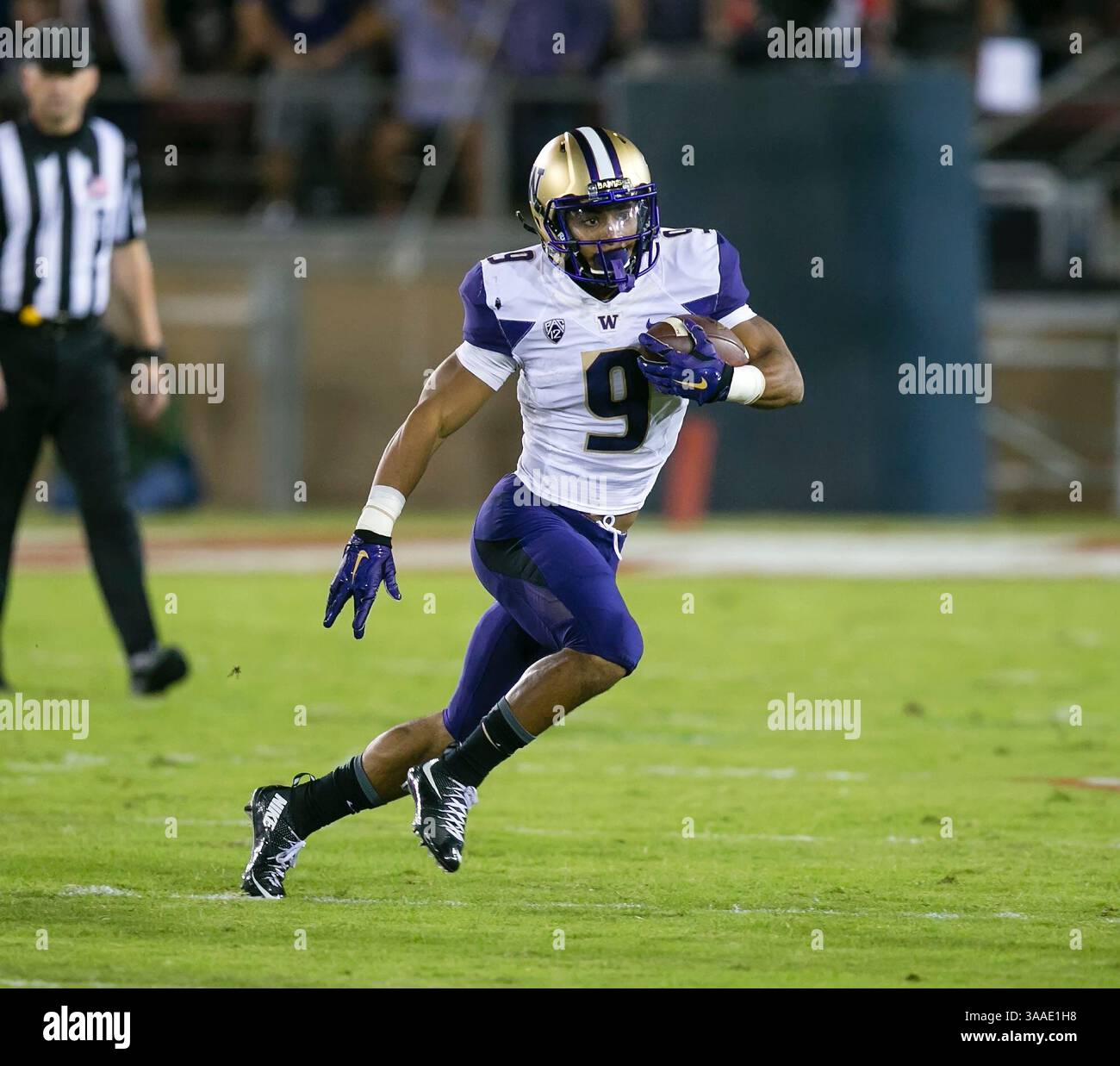 October 24, 2015: Washington Huskies tailback Myles Gaskin (9) in ...