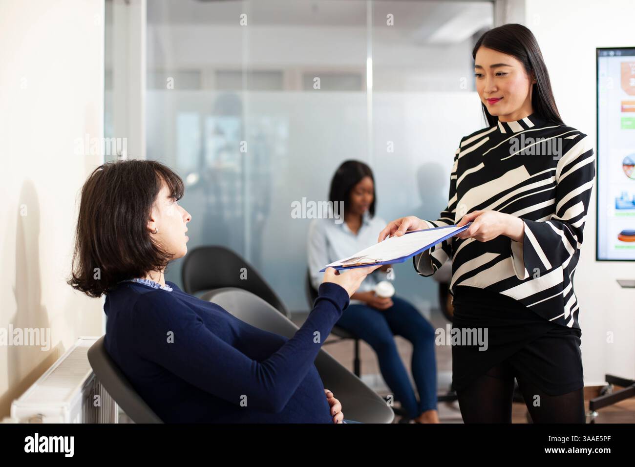 Female manager giving instructions hi-res stock photography and images ...