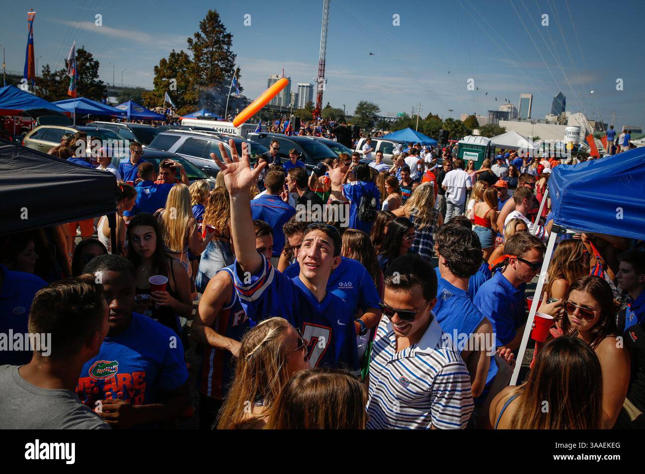Worlds largest outdoor cocktail party hi-res stock photography and ...
