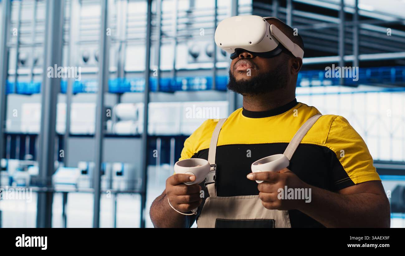 Smart factory expert using vr hi-res stock photography and images - Alamy