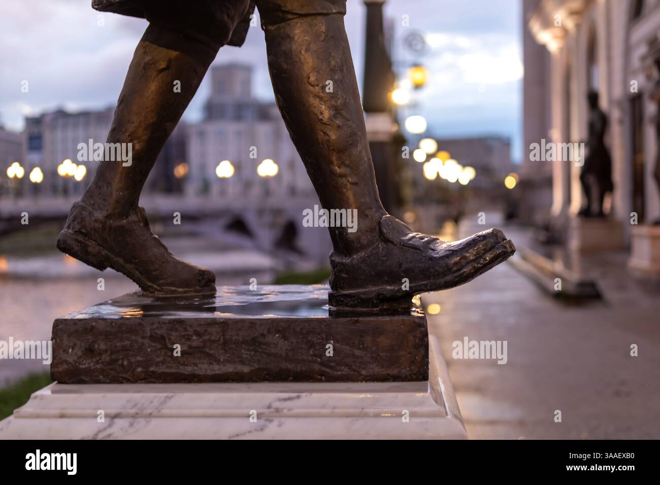 Legs walking sculpture hi-res stock photography and images - Alamy