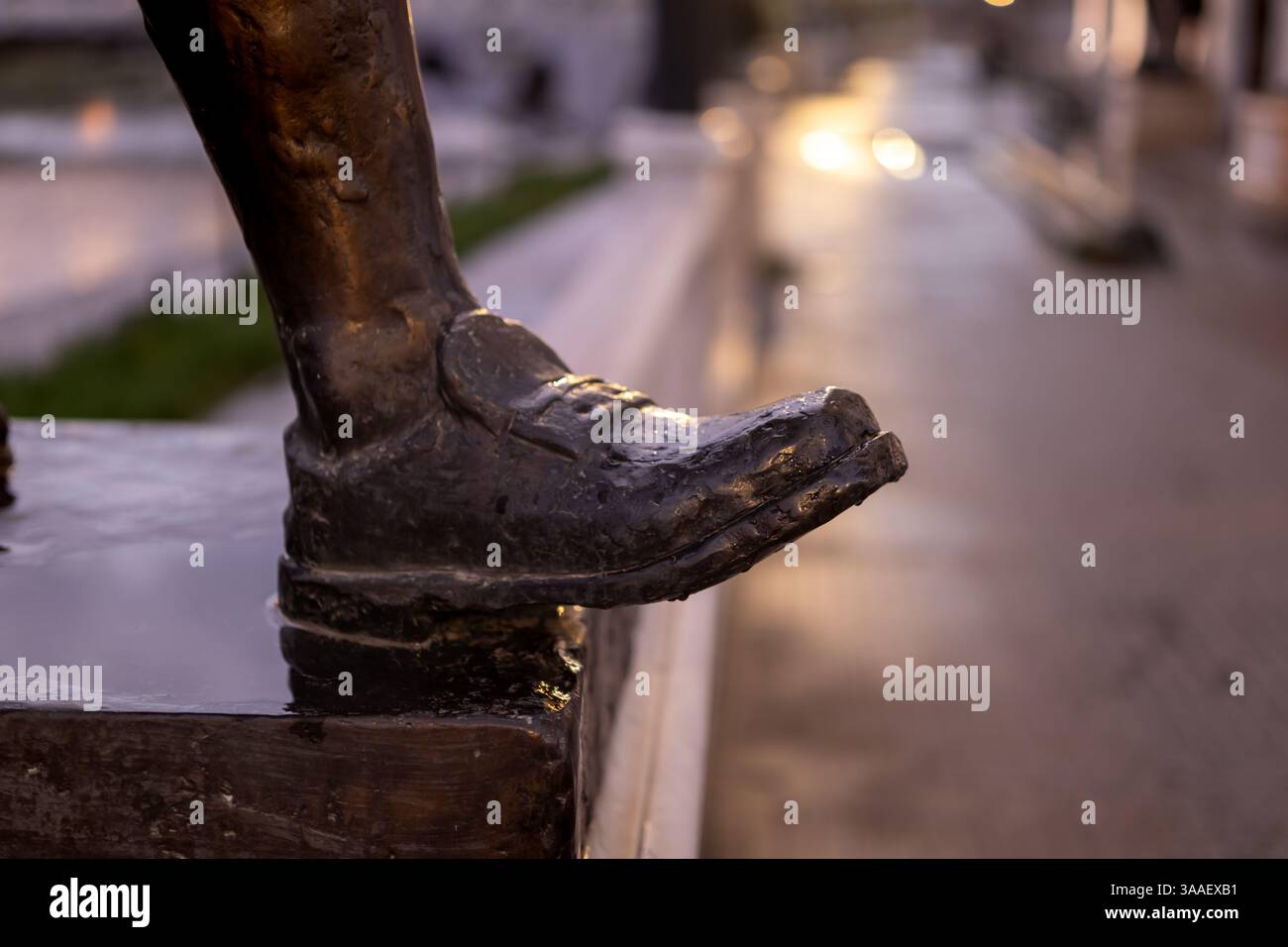 Bronze Statue Foot Stepping Forward Stock Photo - Alamy
