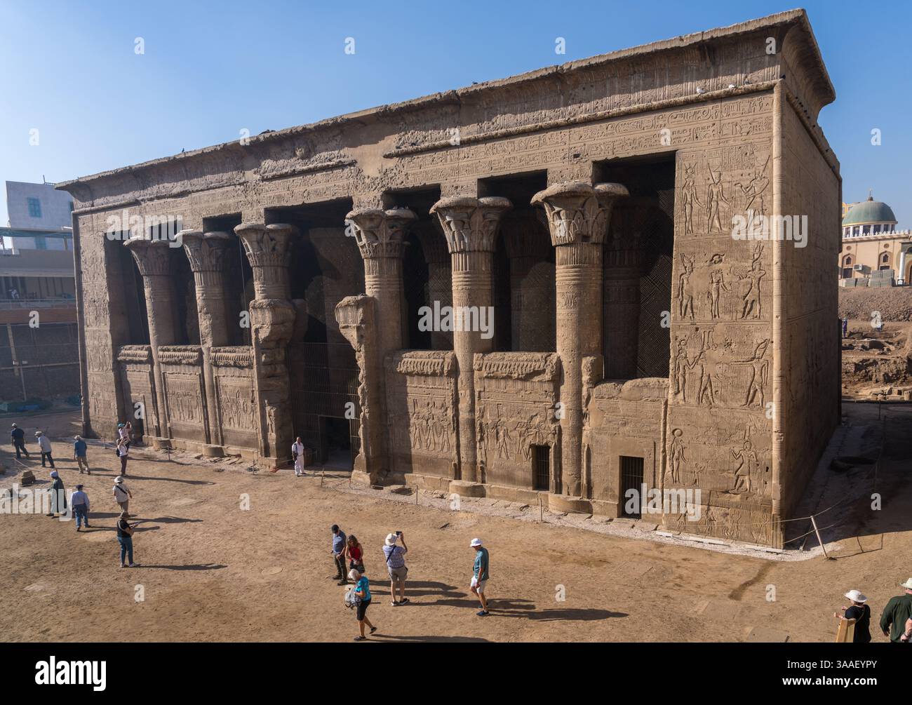 Esna Egypt 3 November 2024 Tourists Admire The Well preserved