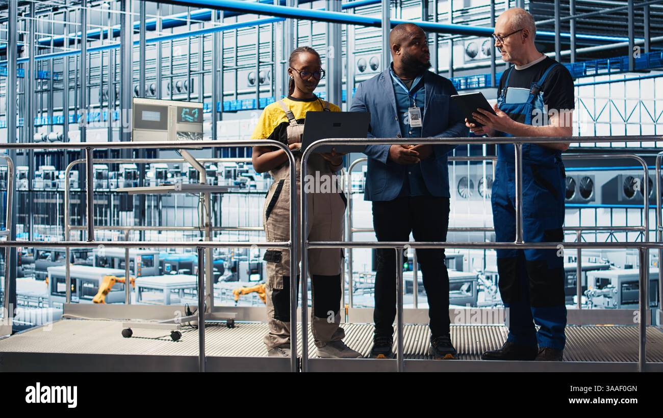 Smart factory manager overseeing work hi-res stock photography and images - Alamy