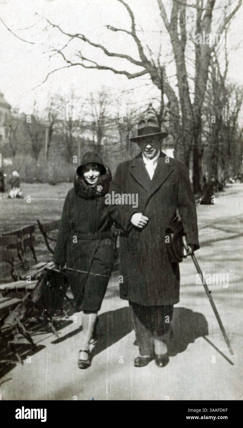 Irena i Adam Vetulani na spacerze Stock Photo - Alamy