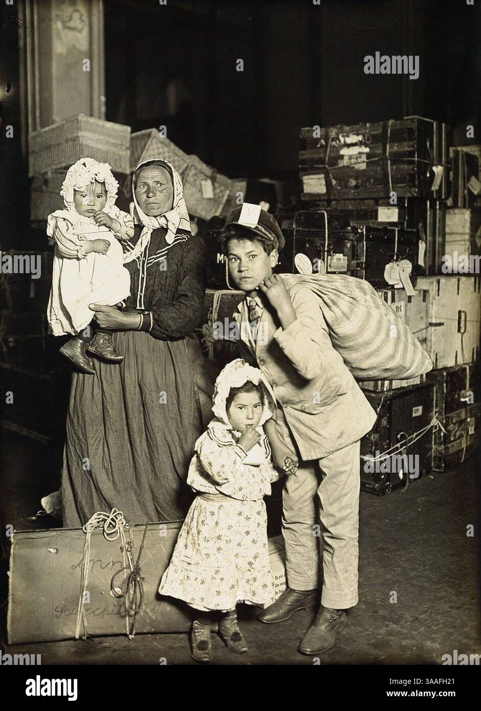 1905 ellis island hi-res stock photography and images - Alamy