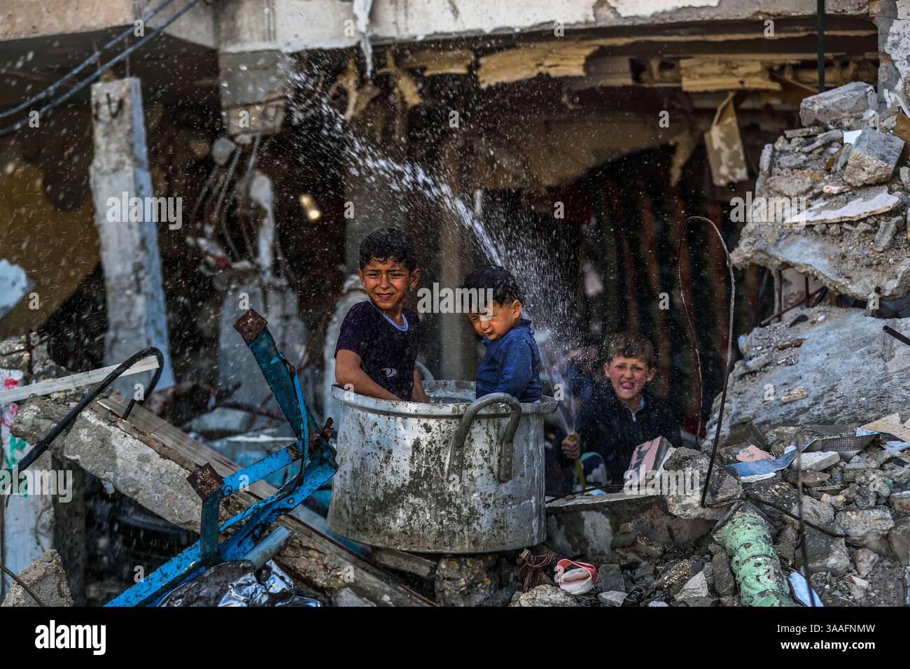 Gaza. 31st Mar, 2025. Palestinian children are seen in Jabalia refugee ...