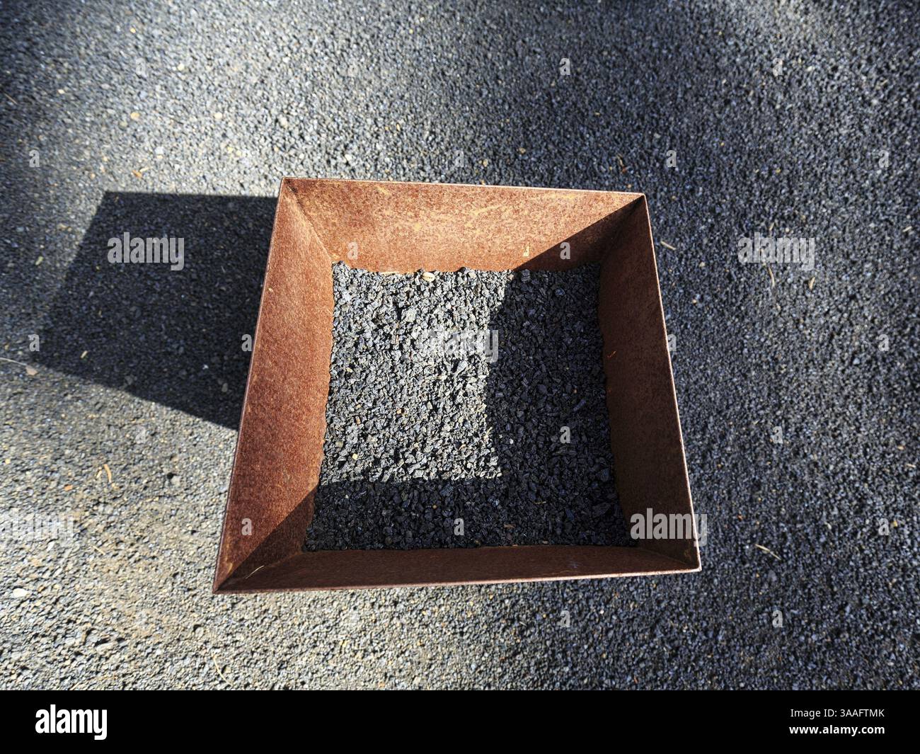 Empty rusty tub iron hi-res stock photography and images - Alamy