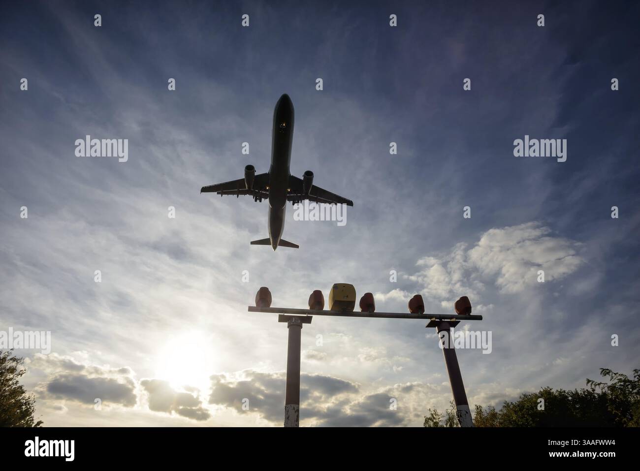 Flight path approach hi-res stock photography and images - Alamy