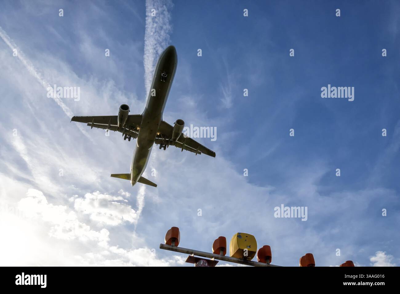Aircraft on final approach to the airport shortly in front of landing ...
