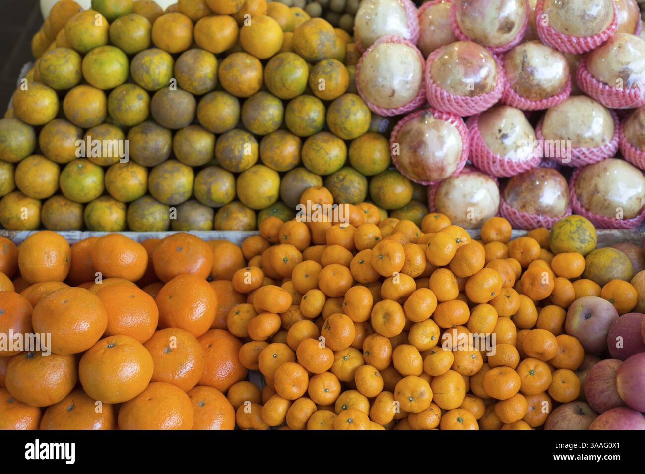 Different varieties of mandarins in the Thai market Stock Photo - Alamy