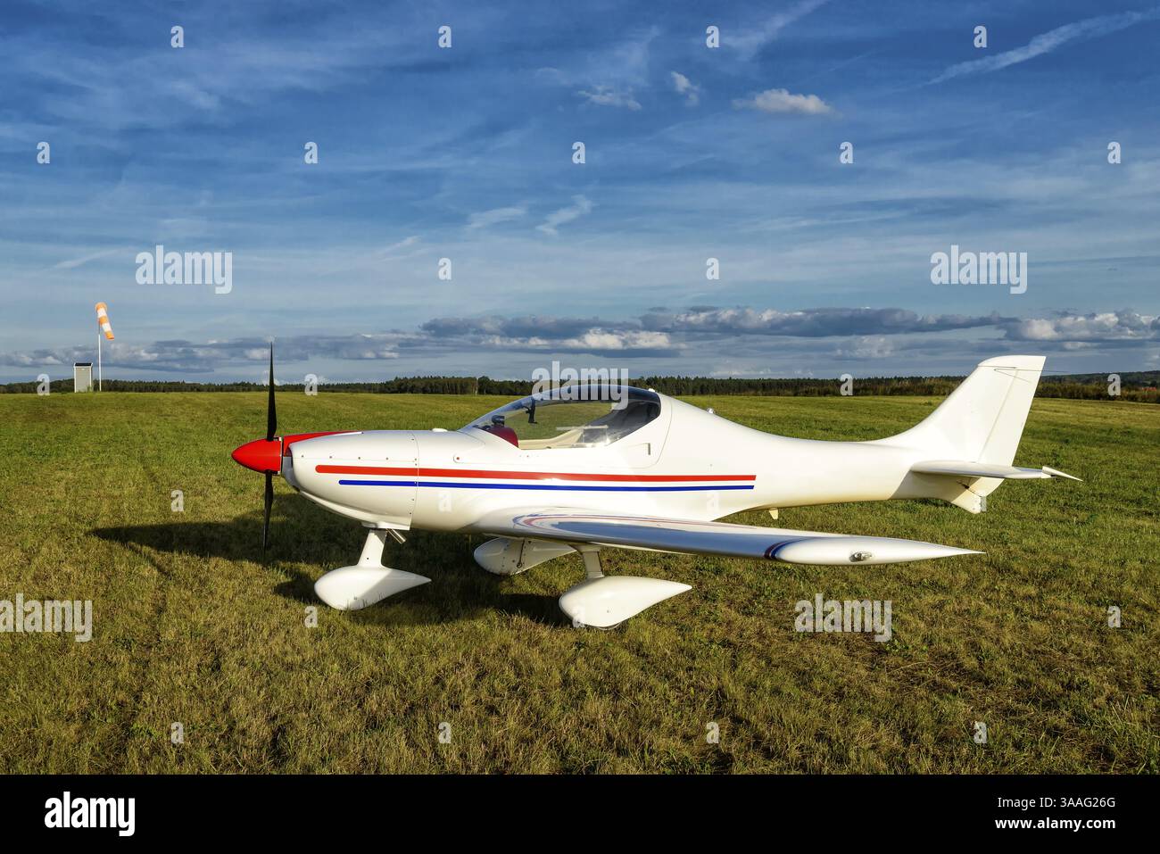 Propeller planes and small hi-res stock photography and images - Alamy
