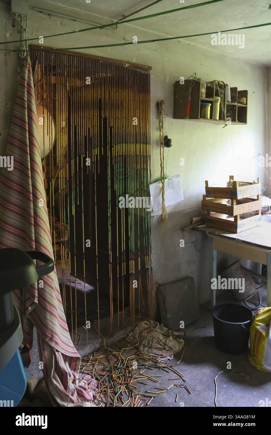 Lost Places, abandoned house, empty building, workshop, outbuilding ...