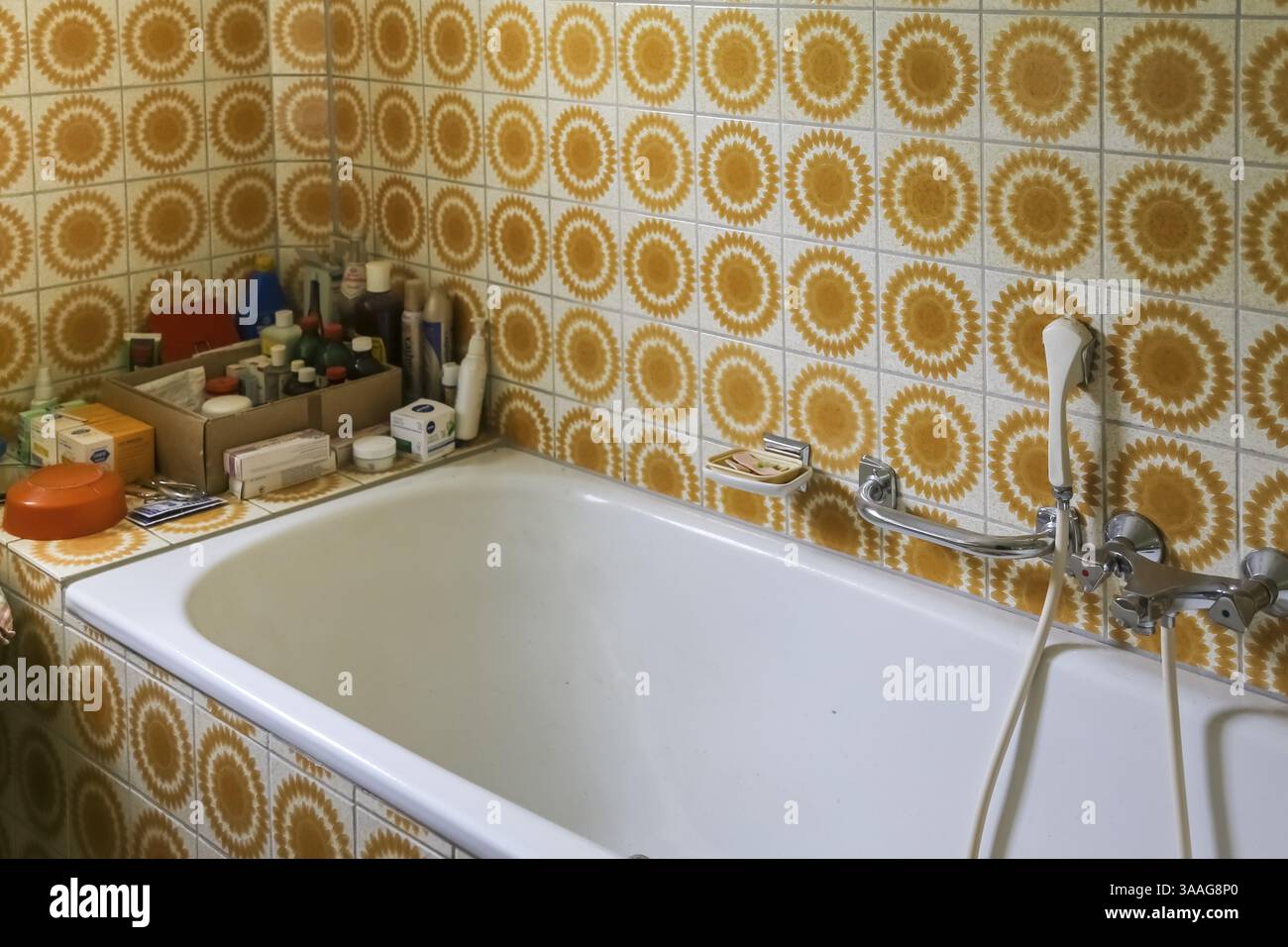 Lost Places, abandoned house, vacant building, old-fashioned bathroom ...